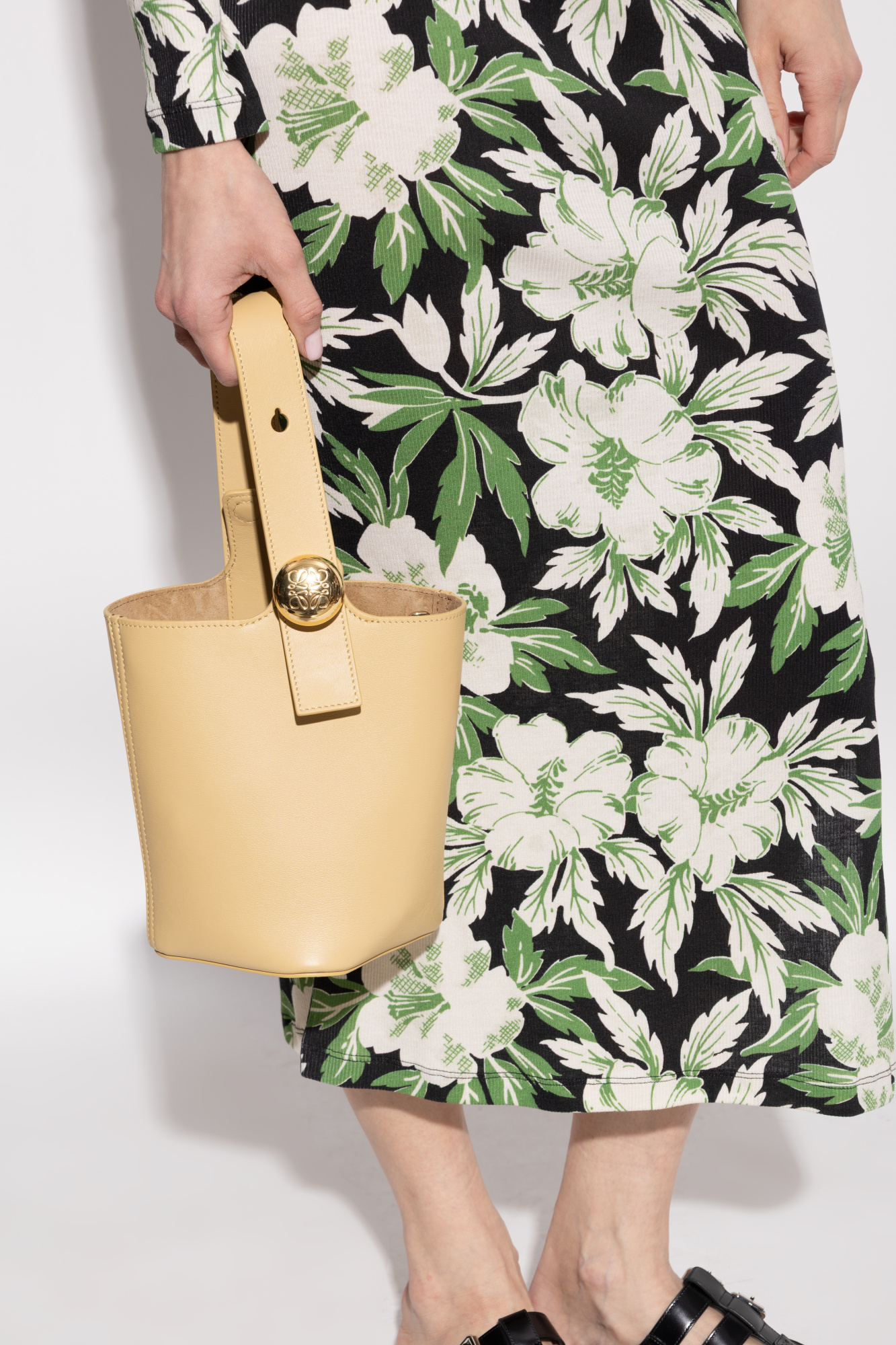 Loewe ‘Pebble Mini’ bucket bag | Women's Bags | Vitkac